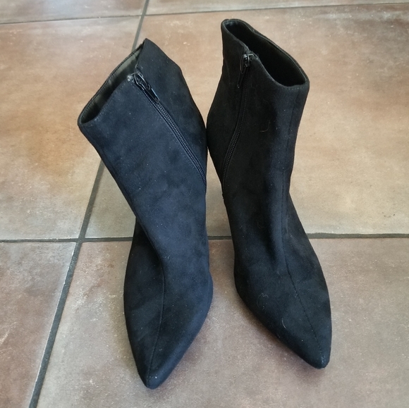 Delicious | Shoes | Delicious Shoes Black Faux Suede Ankle Booties 75 ...